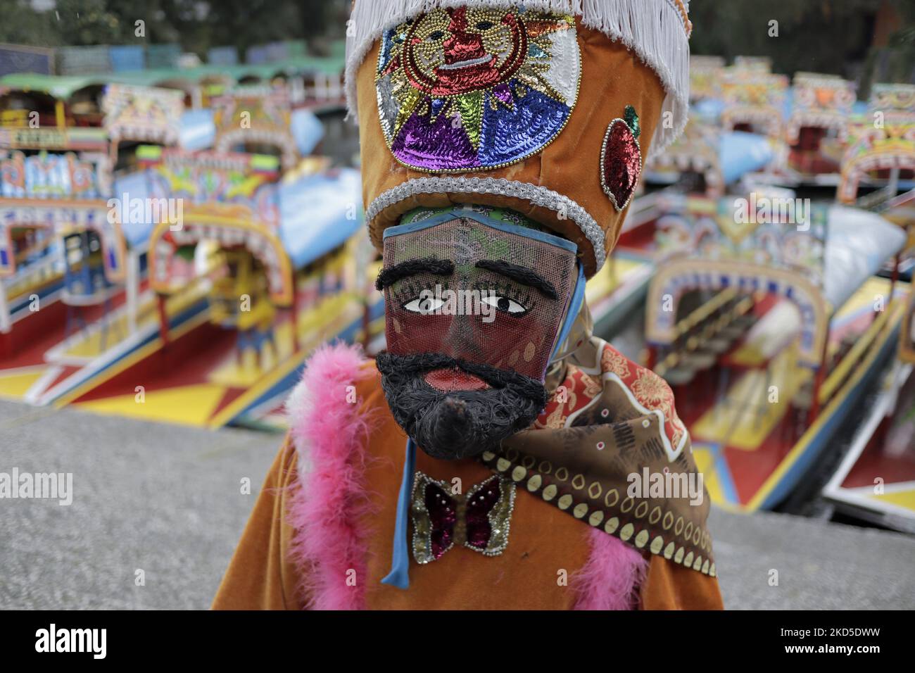 Un habitant de Xochimilco habillé comme un chinelo pose devant ...