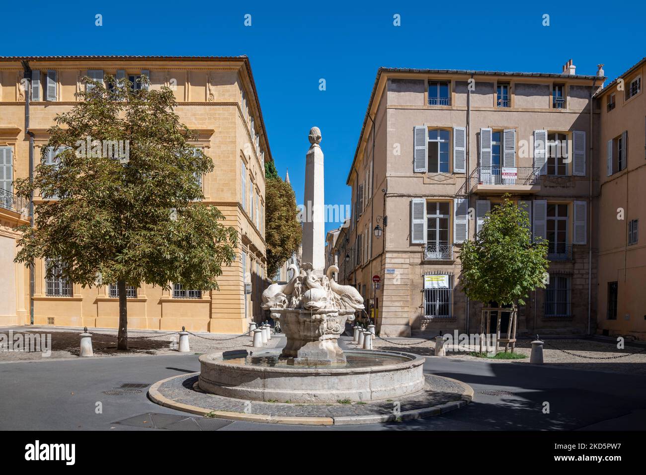 La place des quatre dauphins, place des quatre dauphins, est un incontournable et l'une des ...