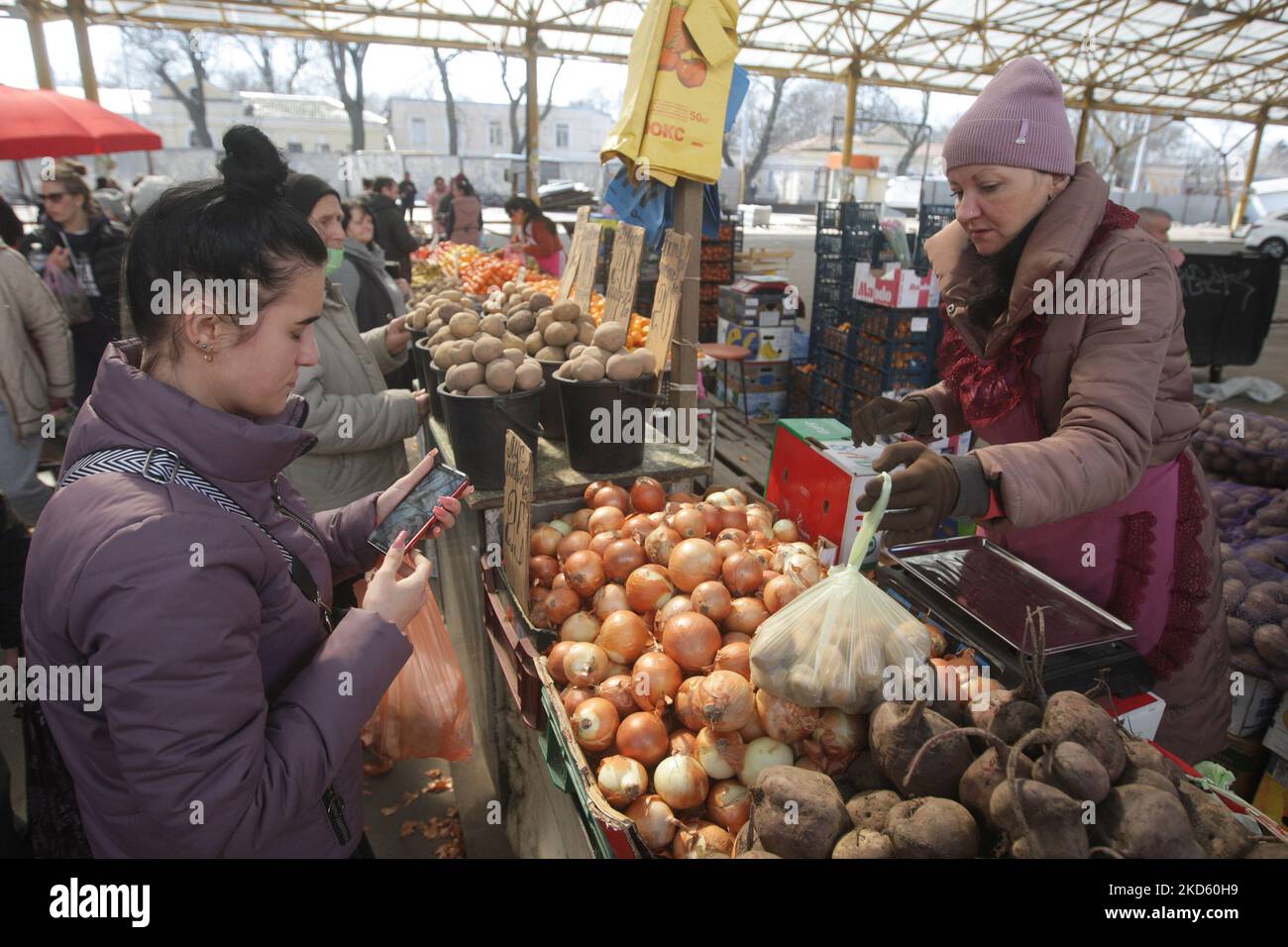 Le 24 mars 2022, une femme fait ses courses sur le célèbre marché de ...