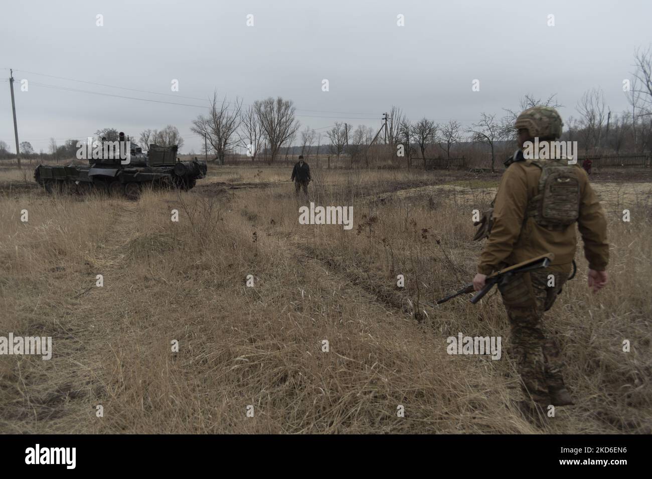 Un Soldat Ukrainien Marche Vers Un Char Russe Détruit Sur 31 Mars 2022