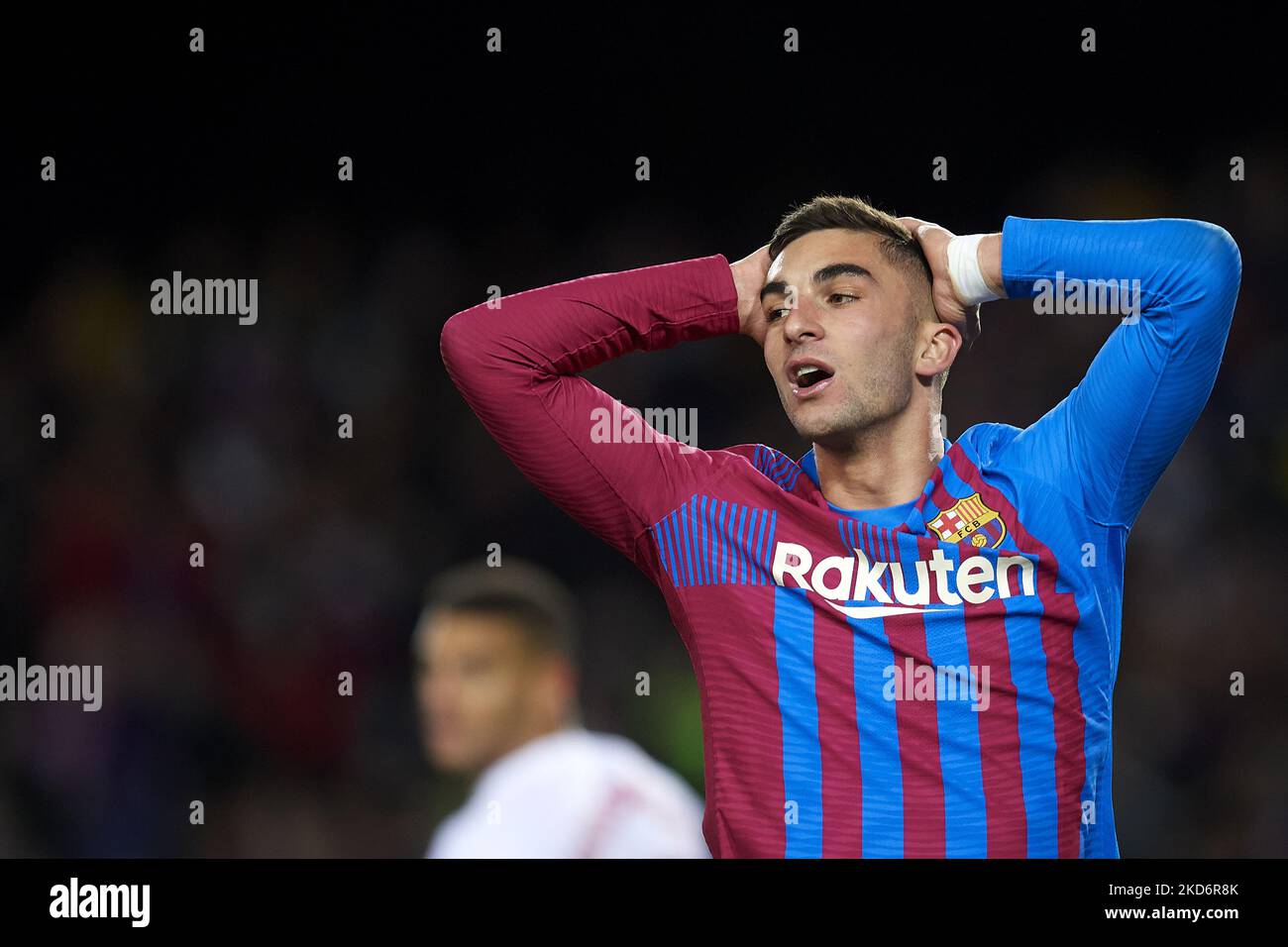 Ferran Torres de Barcelone se lament une occasion ratée lors du match ...