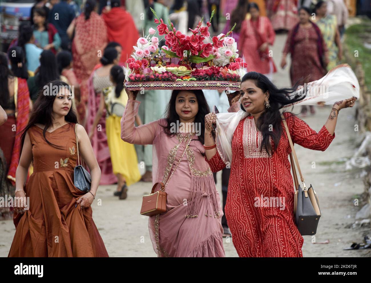 Les dévotés participent à un festival traditionnel de Gangour sur les ...