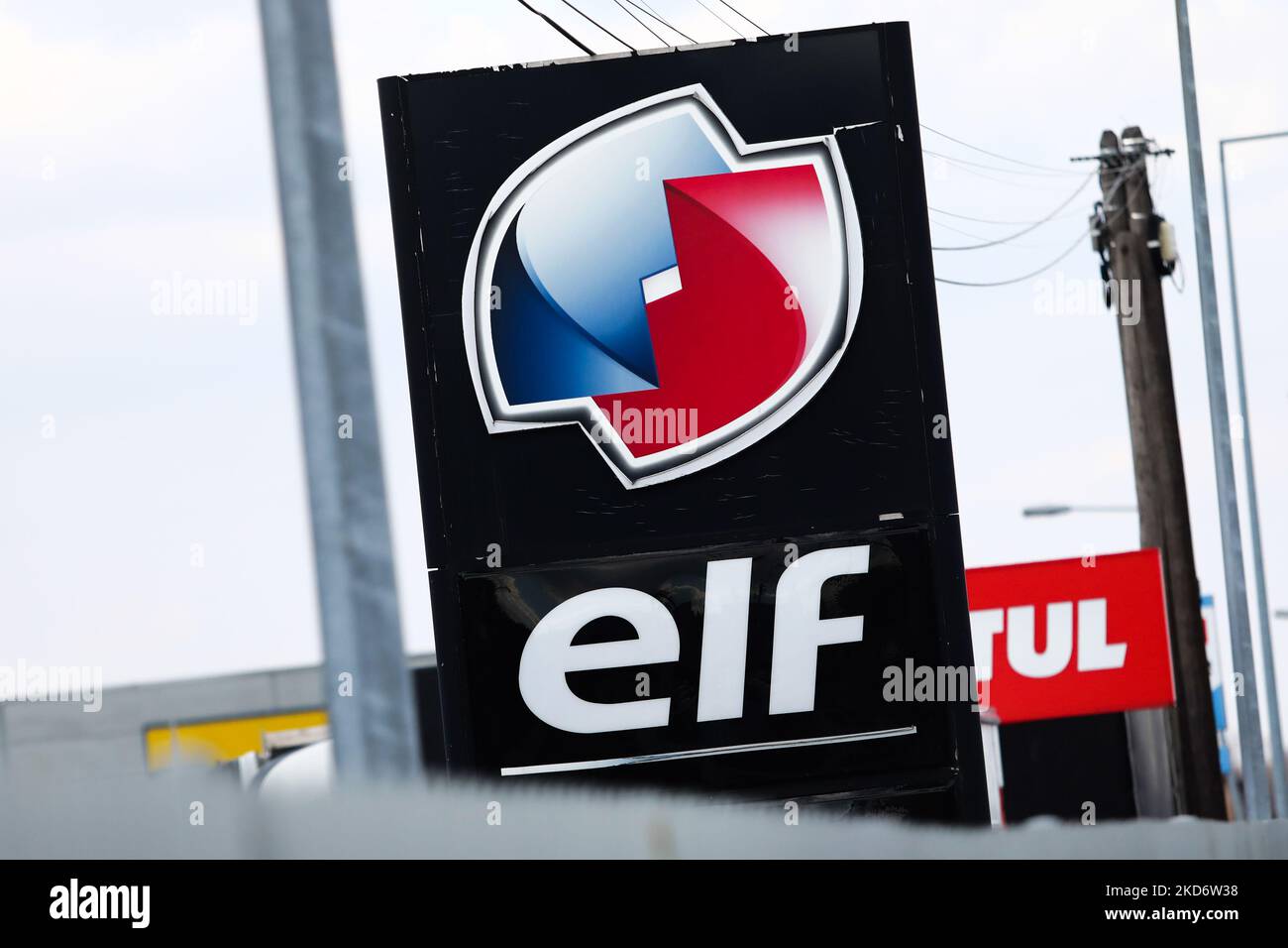 Le logo elf est visible près d'un magasin à Cracovie, en Pologne, sur 4 ...