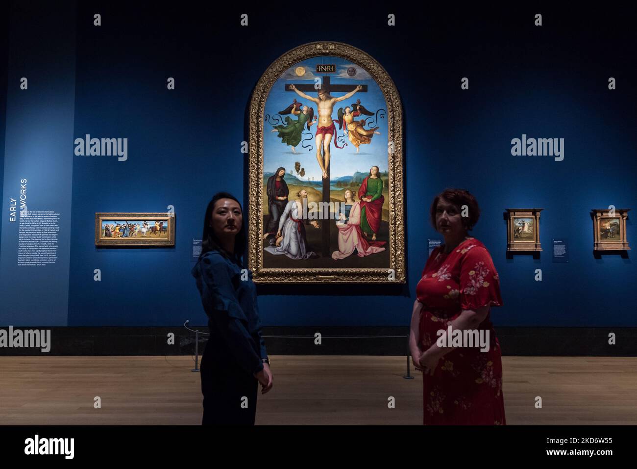 Le crucifixion mond le christ crucifié avec la vierge marie Banque de ...