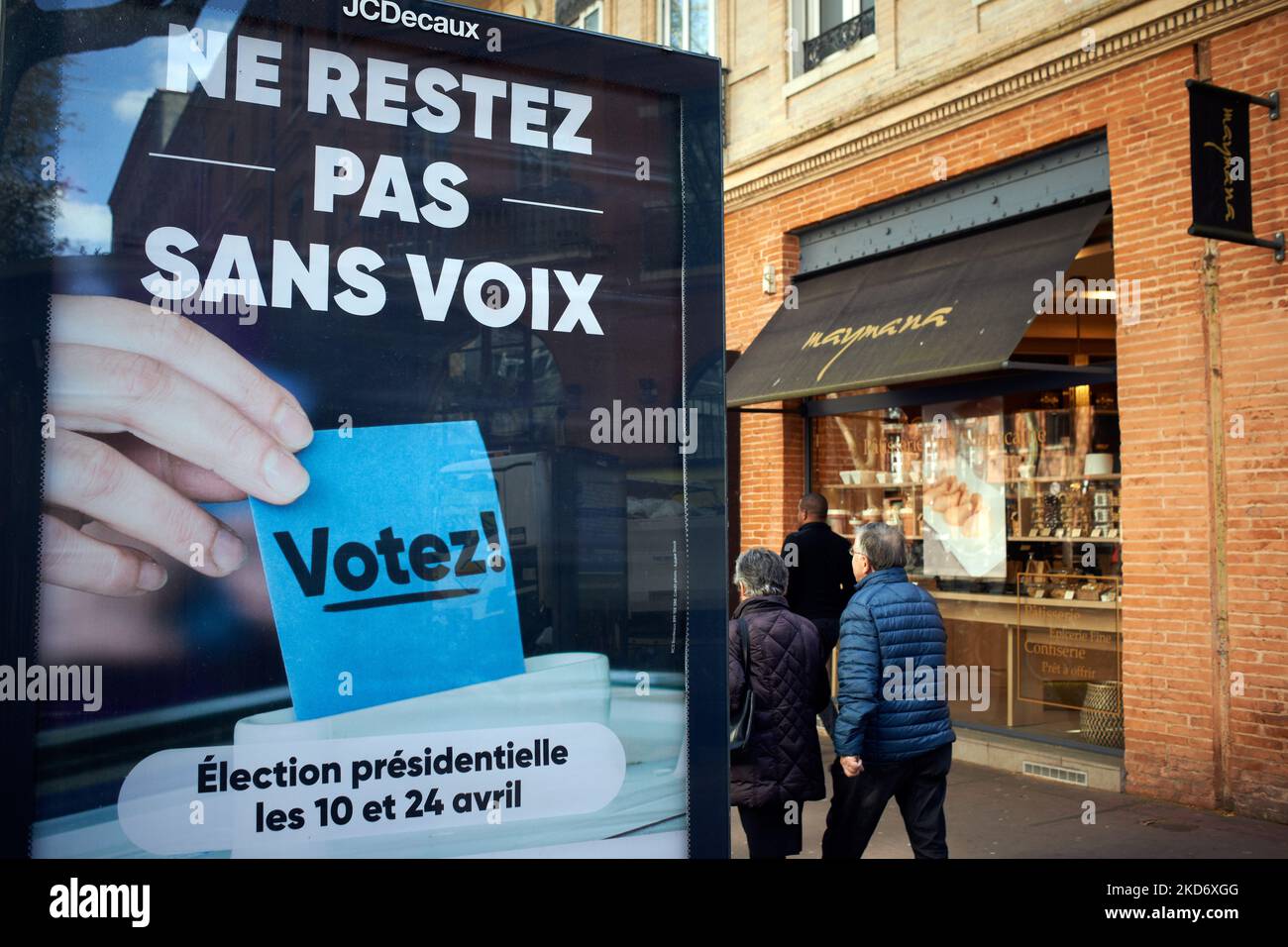 Affiche officielle pour pousser les gens à voter. Il lit « ne restez ...