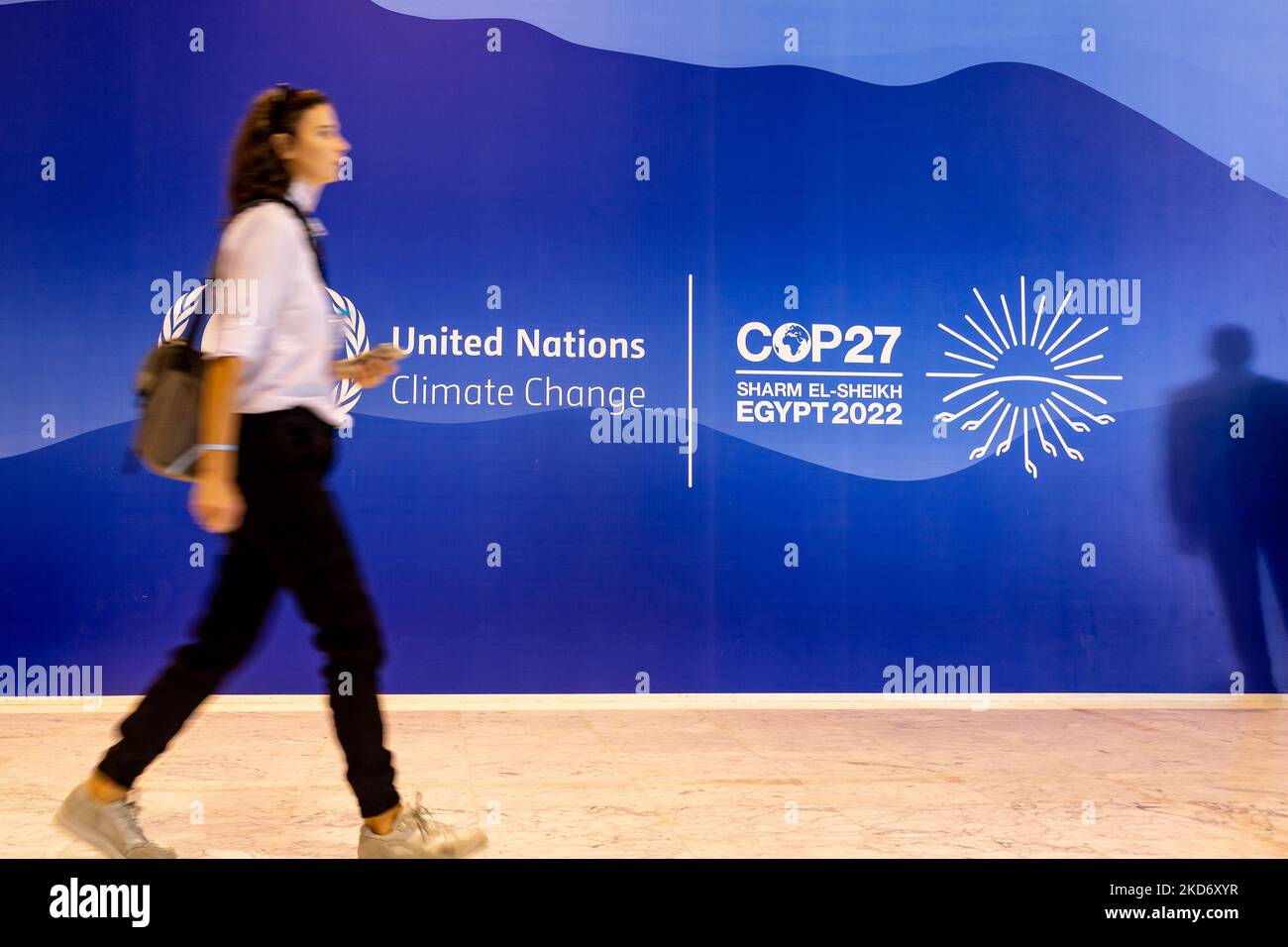 Les participants marchent devant le logo de l'ONU COP27 alors qu'elle arrive à la Conférence des ...