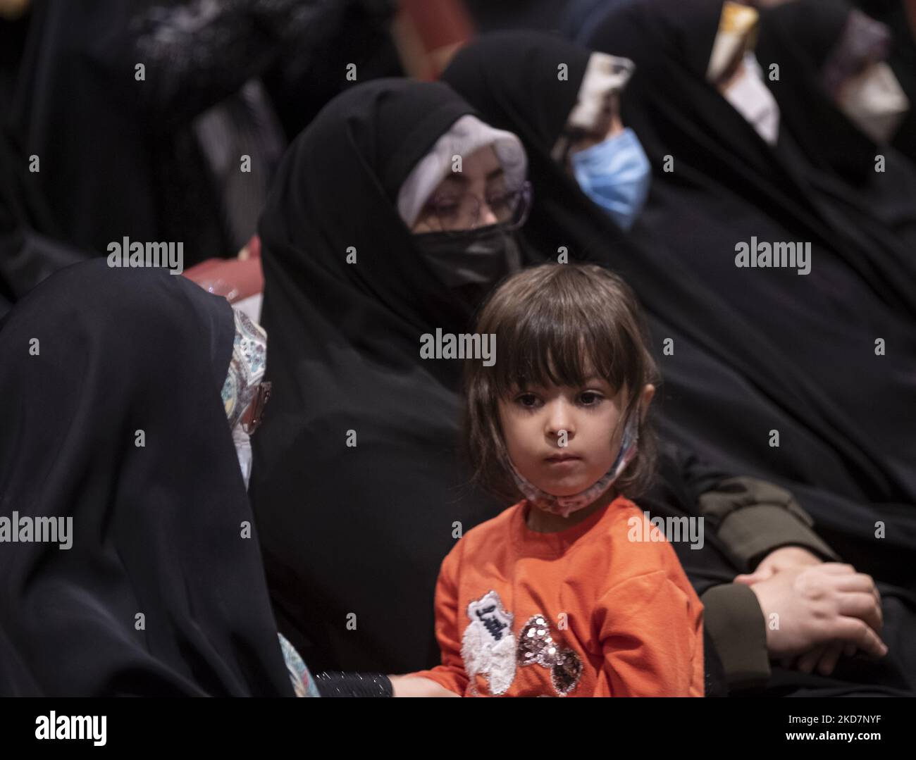 Une jeune fille iranienne regarde pendant qu'elle est assise à côté de ...