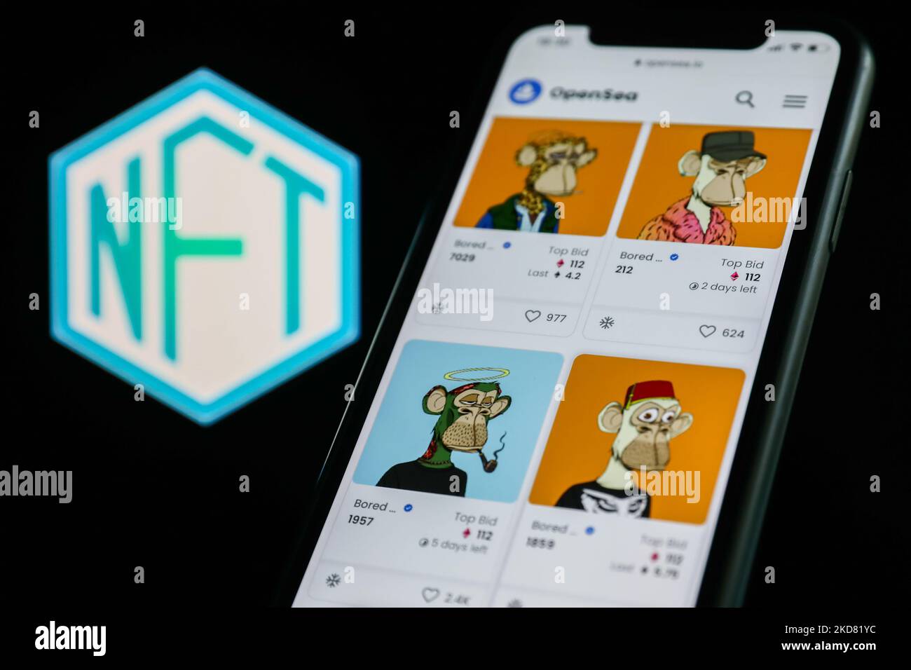 La collection Amé APE Yacht Club à OpenSea affichée sur un écran de téléphone et le logo NFT ...