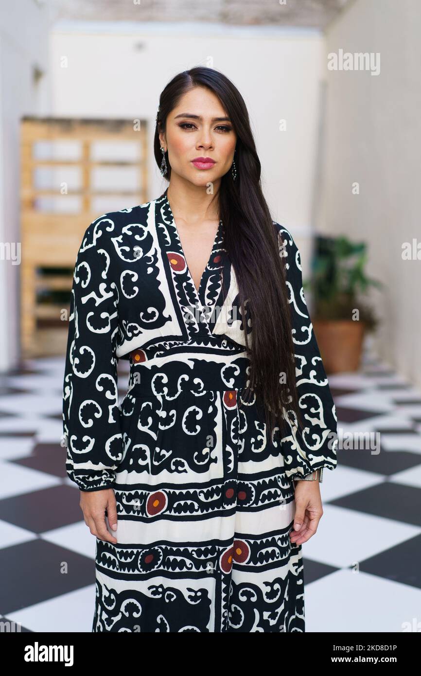 L'actrice Camila Rojas pose aux photographes pour présenter ses ...