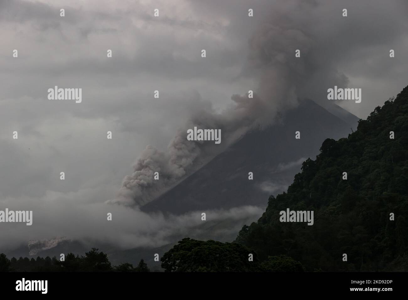 Le mont Merapi libère des matières volcaniques dans l'air, comme on le ...