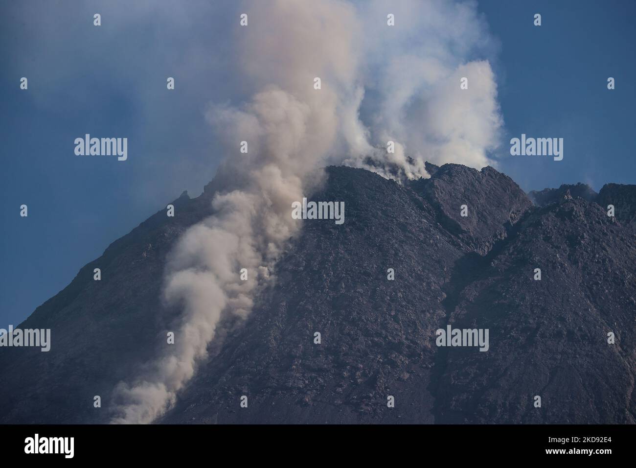 Mont Merapi, une montagne volcanique craque du matériel volcanique ...
