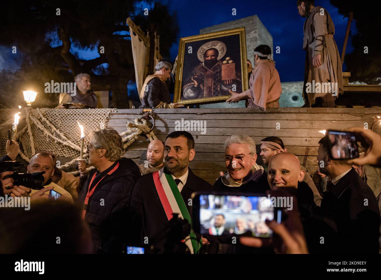 Le maire Antonio de Caro salue le public lors de la procession de San ...