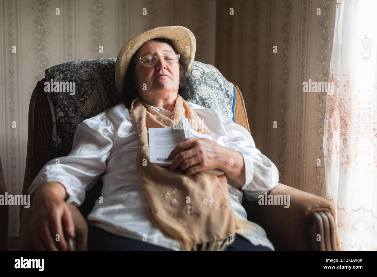 Vieille femme assise sur une chaise Banque de photographies et d’images à haute résolution - Alamy