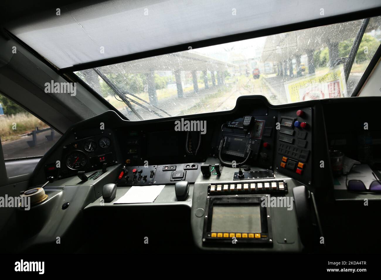 Arrivée du premier train rapide ETR470 (flèche blanche) à la gare de ...