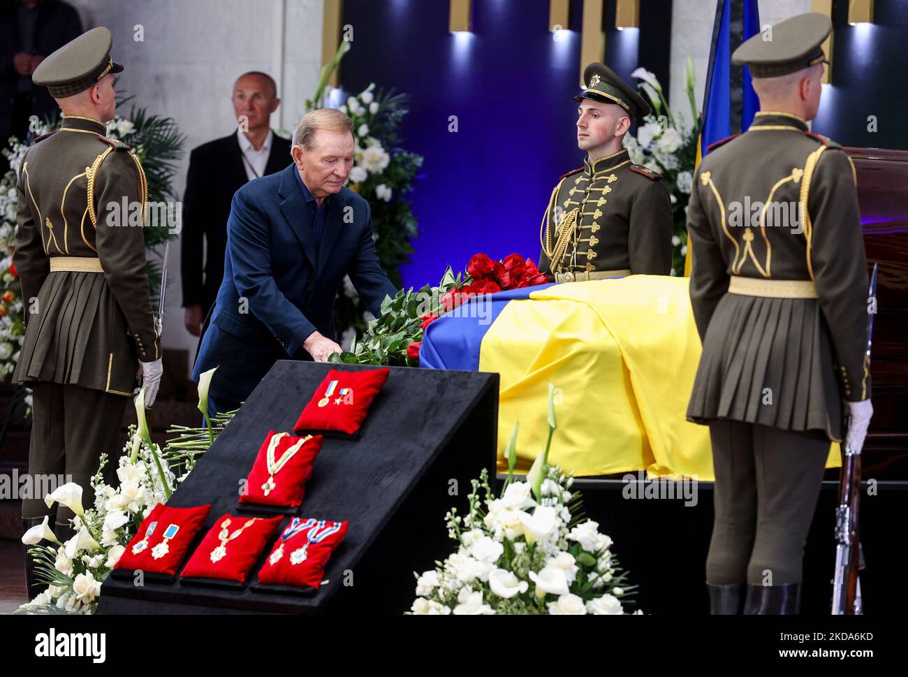 L'ancien Président de l'Ukraine Leonid Kuchma dépose des fleurs près du ...