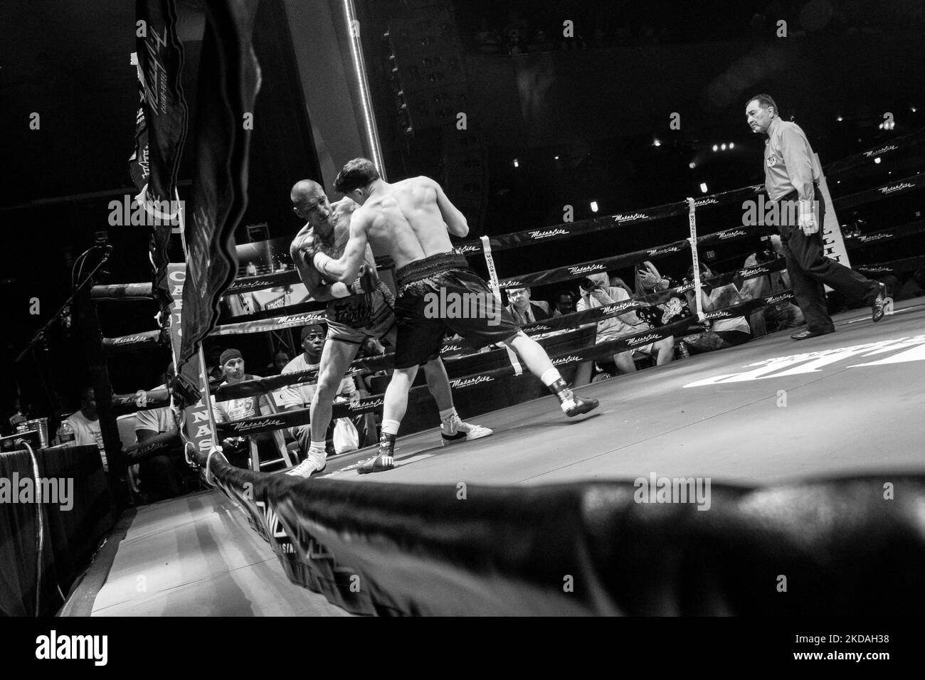 Sam Rizzo (Plymouth, MI) a battu Ronny Arana (NYC) en passant par TKO ...
