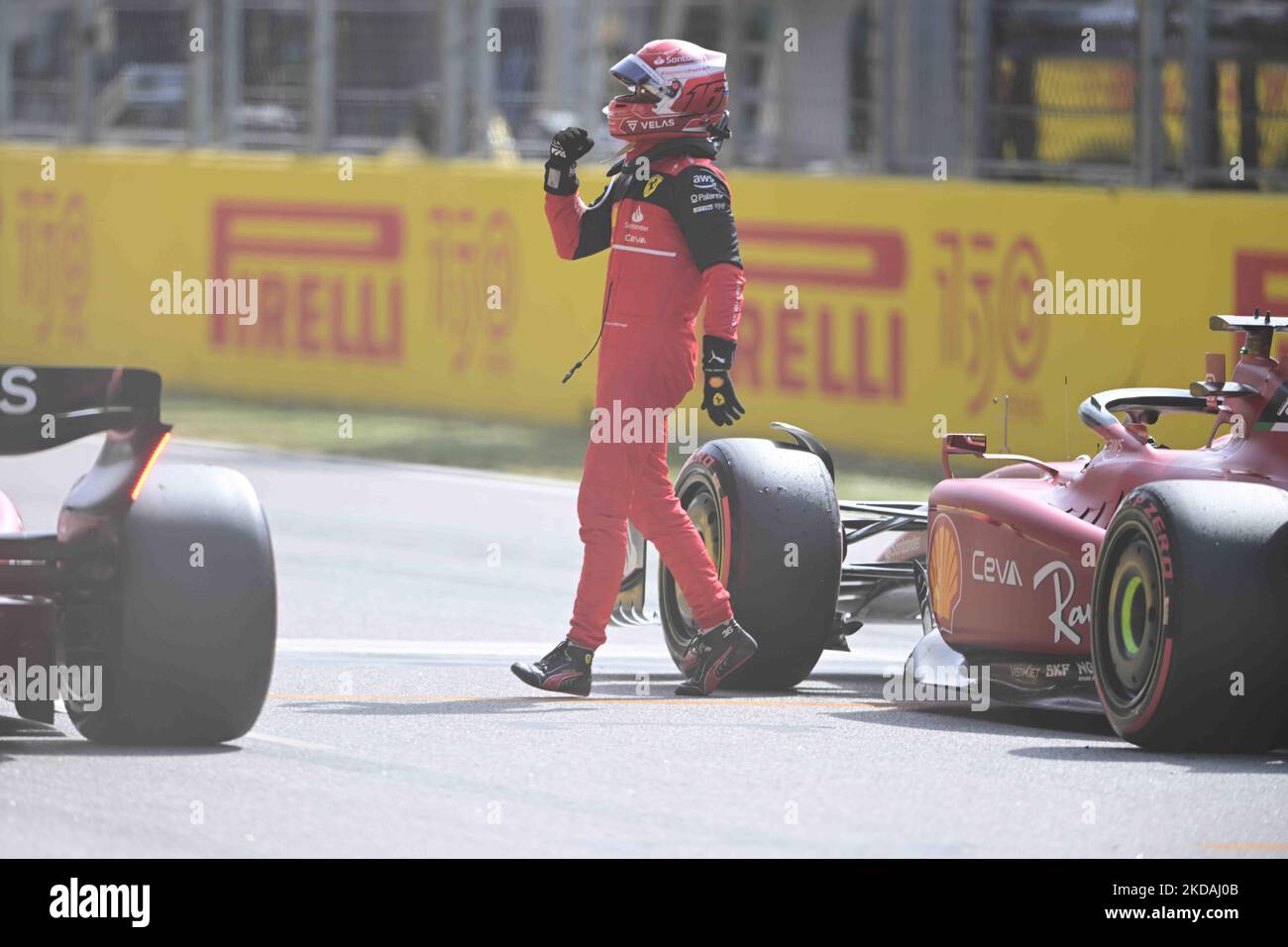Charles Leclerc de Scuderia Mission Winnow Ferrari fête après la ...