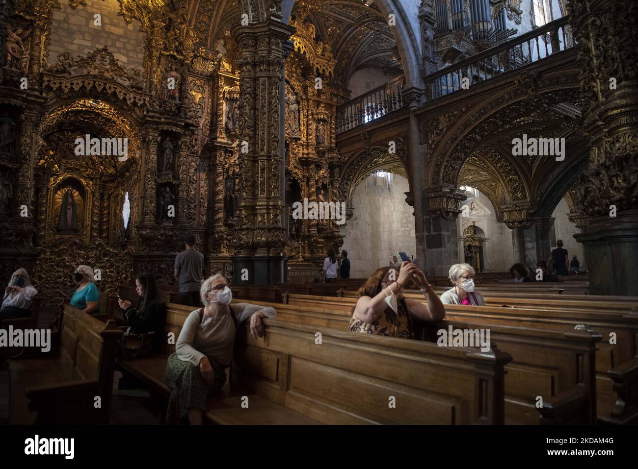 Les gens restent assis près du retable où se trouve le sanctuaire de la ...