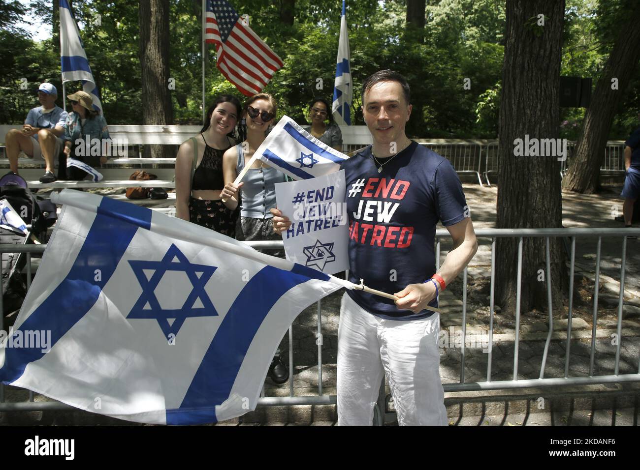 Yuval David pose avec des spectateurs en dispayant les logos de « fin ...