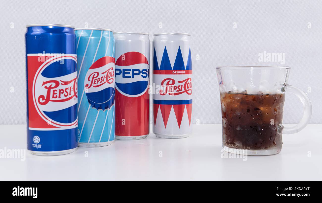 Kuala Lumpur, Malaisie, 9 octobre 2022 - boisson Pepsi en canettes ...