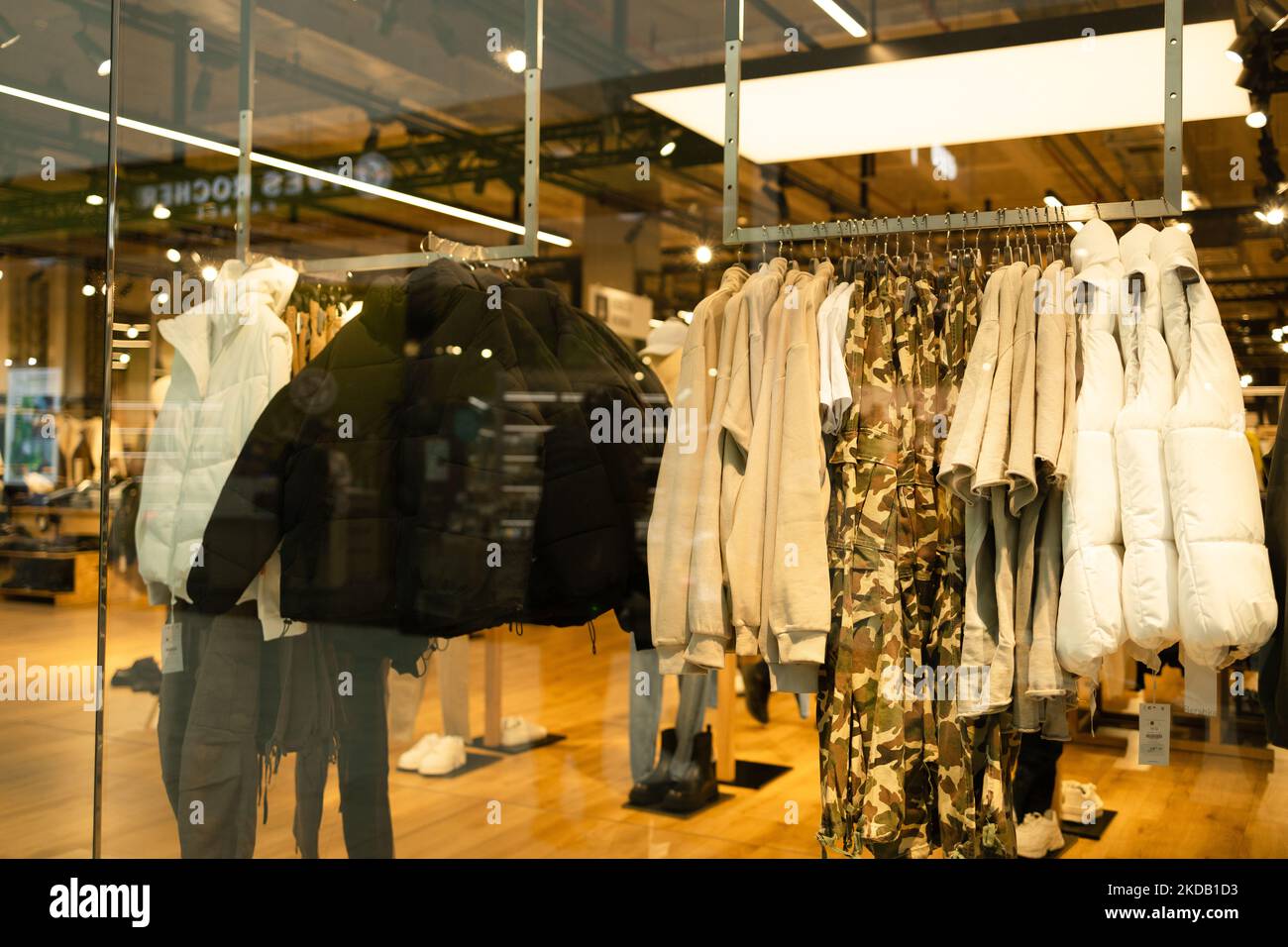 Hommes vêtements décontractés sur les étagères et les cintres dans un ...