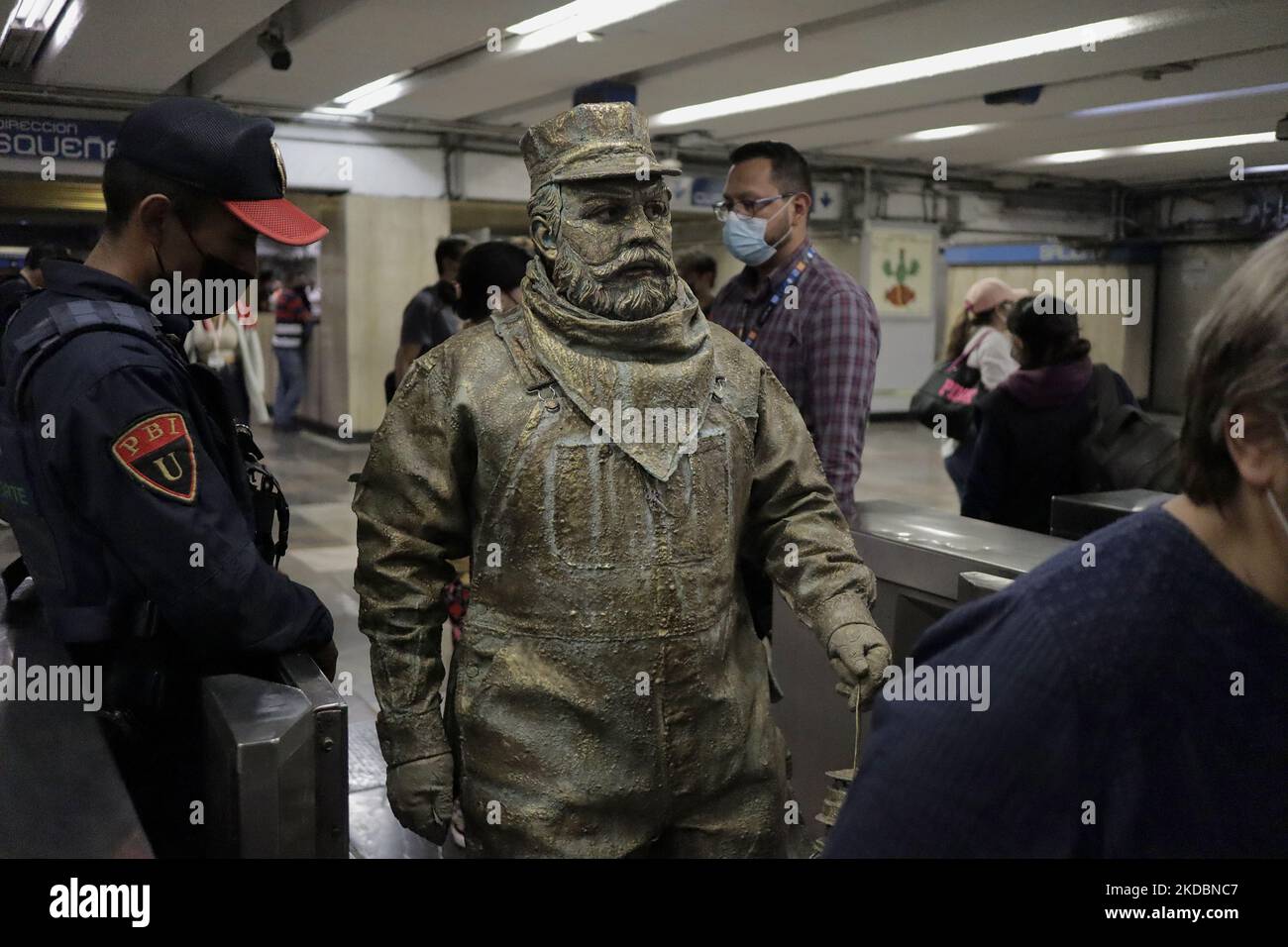 José Miguel Moctezuma, caractérisé comme Don Ferro Ferrocarrilero, lors ...