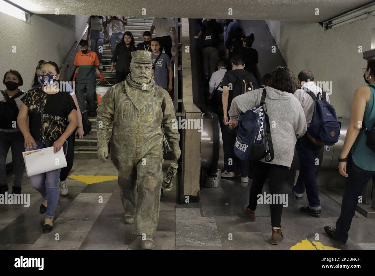 José Miguel Moctezuma, caractérisé comme Don Ferro Ferrocarrilero, lors ...
