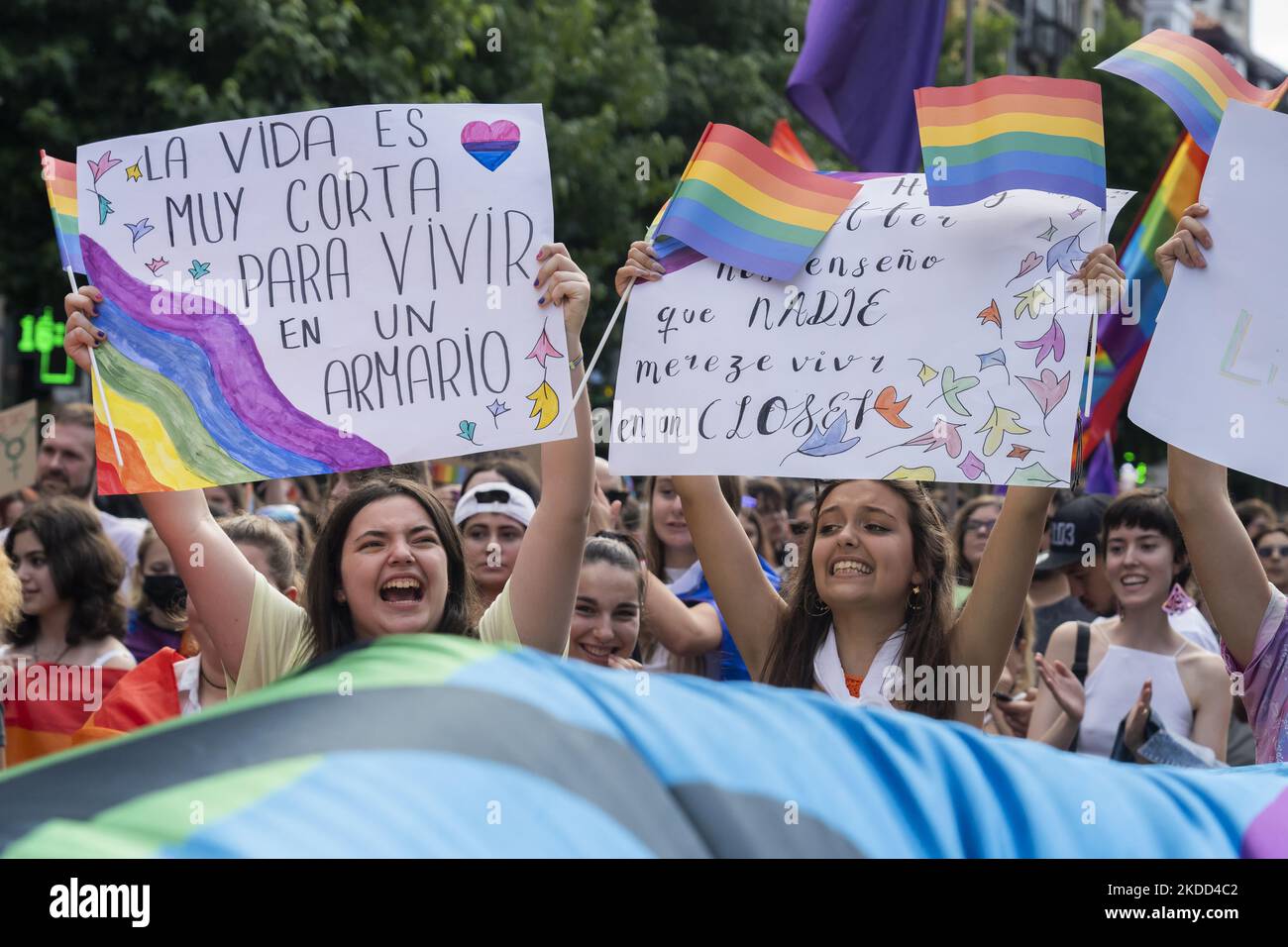 Deux jeunes portant des banderoles de protestation lors de la ...
