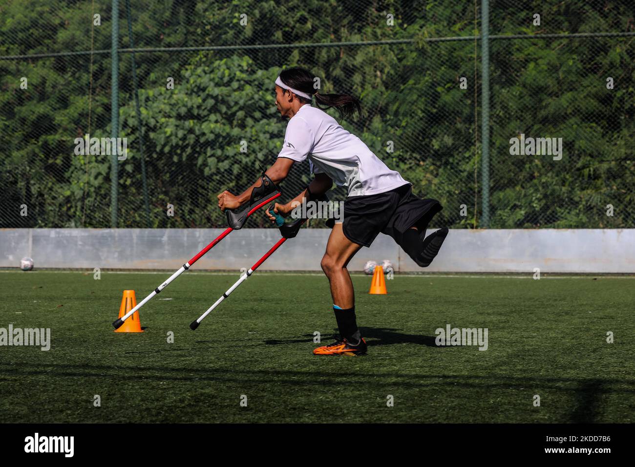 Un joueur de Garuda Indonesia Amputee football (Garuda INAF) assiste à ...