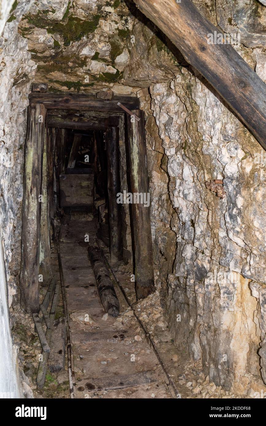 Vestiges d'un tunnel militaire sur le mont Piano dans les Alpes ...