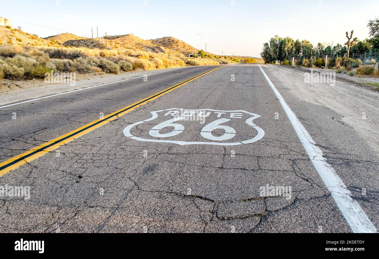 L'historique Route 66, avec signe de la chaussée en Californie, USA. Route 66 est l'un des plus ...