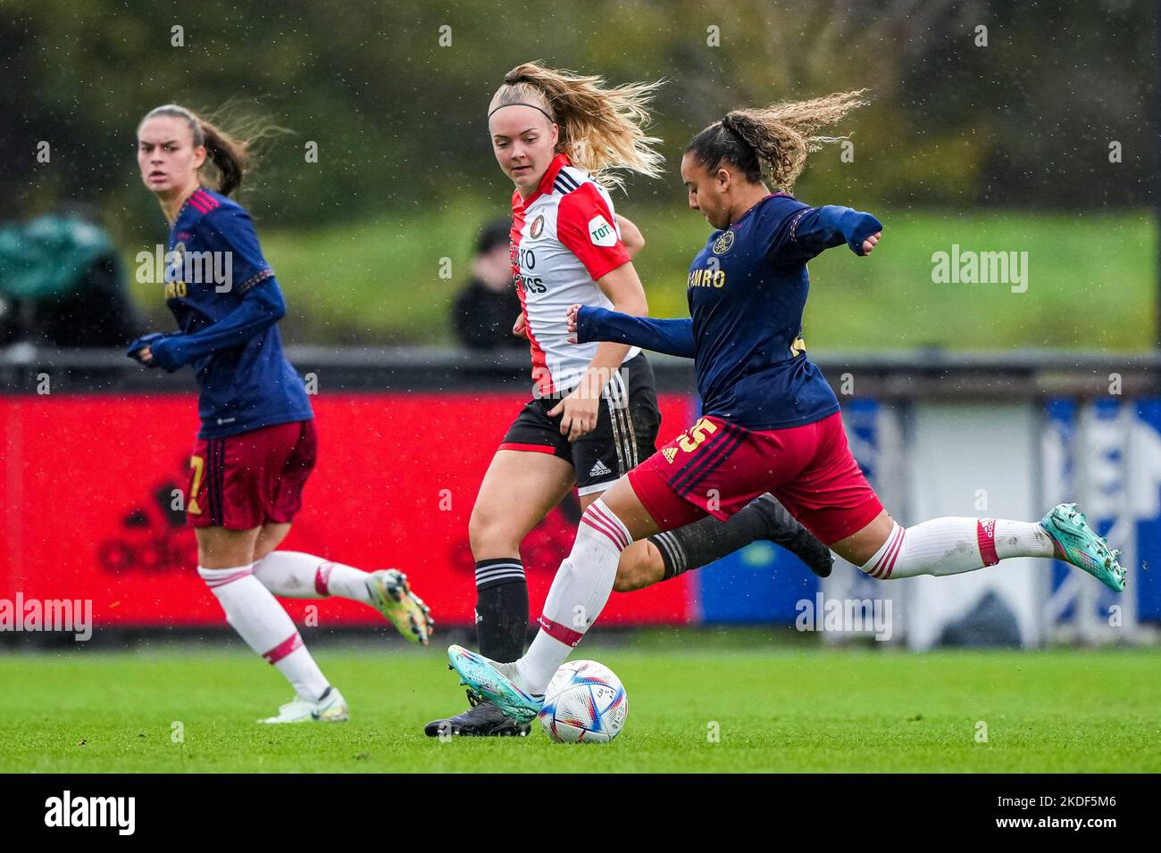Rotterdam - Amber Verspaget de Feyenoord V1, Chasity Grant d'Ajax ...