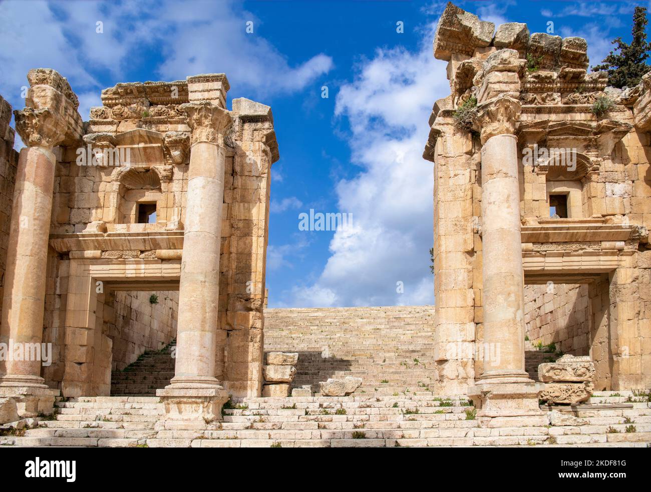 Roman propylaeum ruins Banque de photographies et d’images à haute ...