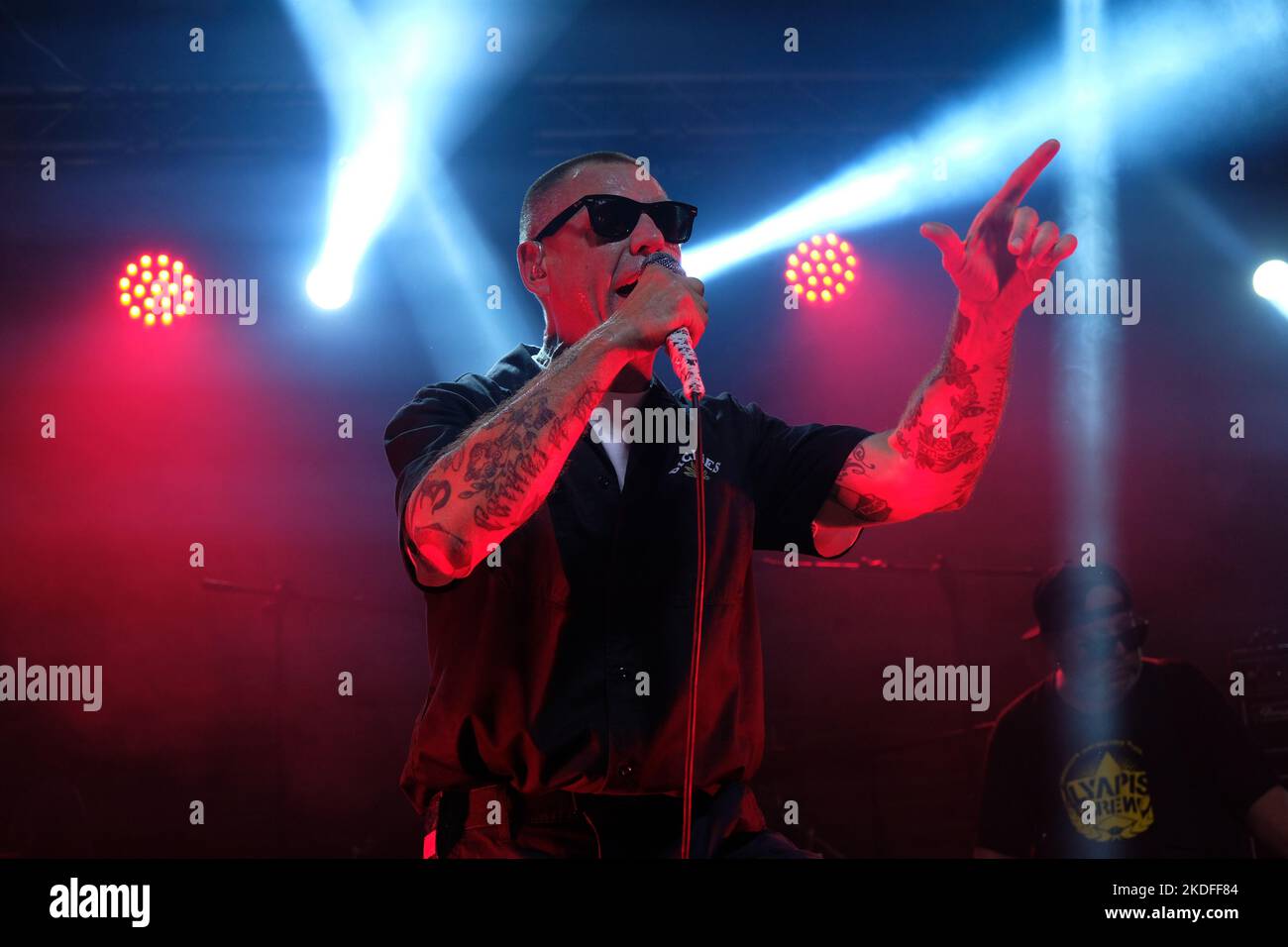 TBILISSI, GÉORGIE - 23 OCTOBRE 2022 : chanteur, chanteur tient un ...