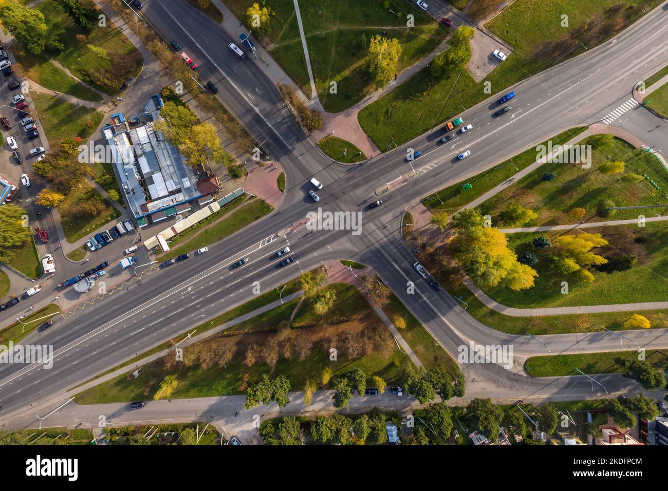 vue aérienne de l'échangeur de route ou de l'intersection d'autoroute ...