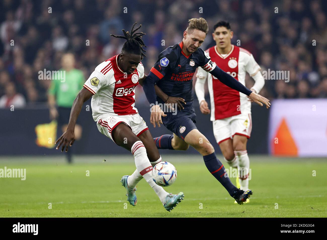 AMSTERDAM - (LR) Calvin Bassey d'Ajax, Luuk de Jong du PSV Eindhoven pendant le match ...