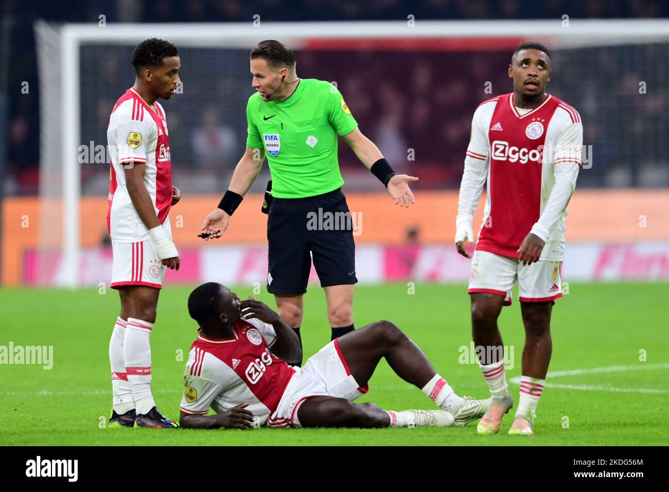 AMSTERDAM - (lr) Jurrien Timber of Ajax, Brian Brobbey of Ajax, arbitre Danny Makkelie, Steven ...