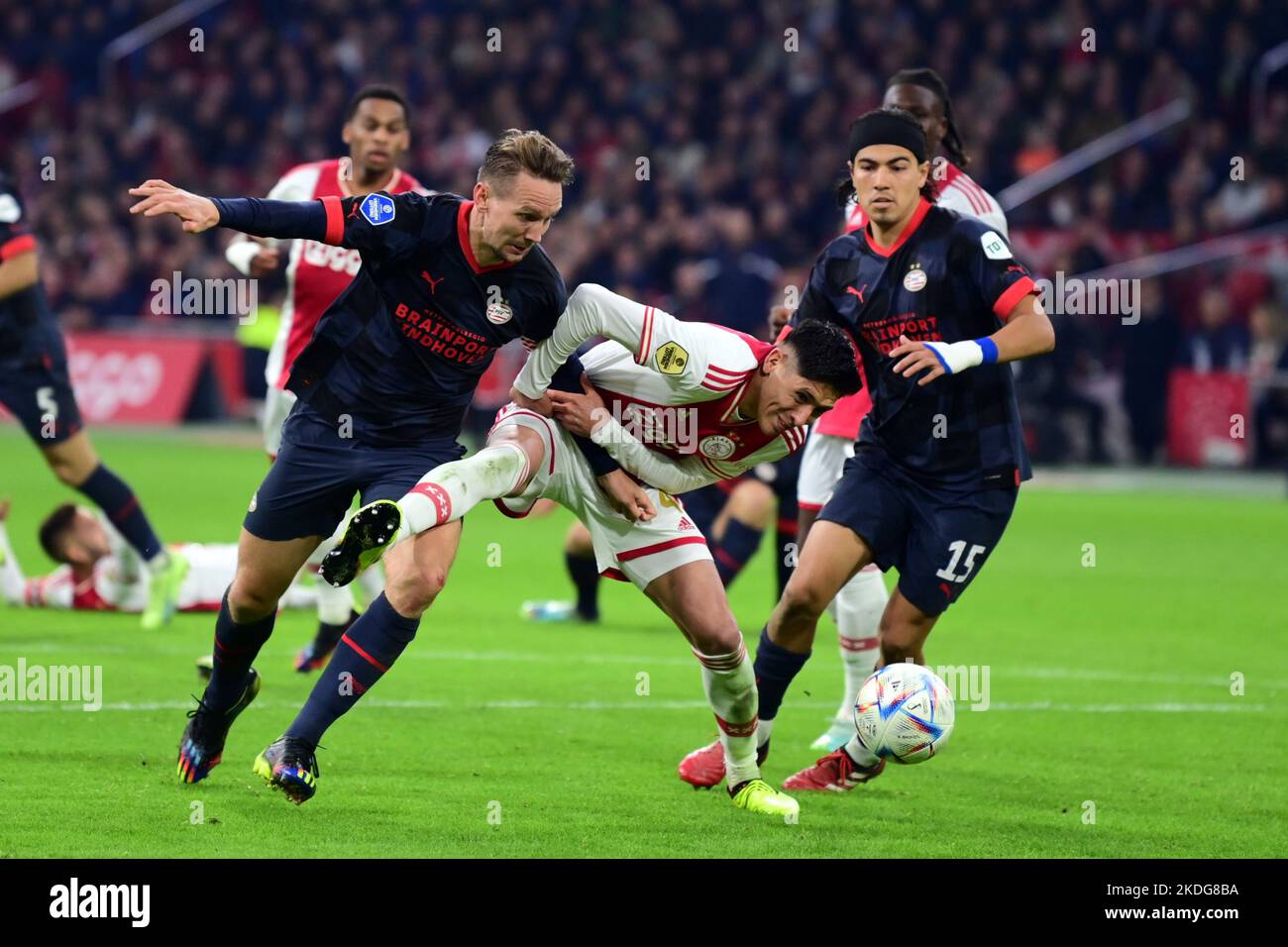 AMSTERDAM - (lr) Luuk de Jong du PSV Eindhoven, Edson Alvarez d'Ajax, Erick Gutierrez du PSV ...