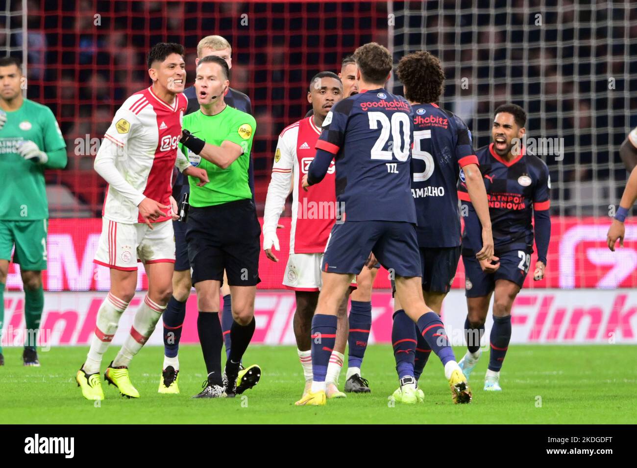 AMSTERDAM - (lr) Edson Alvarez d'Ajax, arbitre Danny Makkelie, Guus til ...