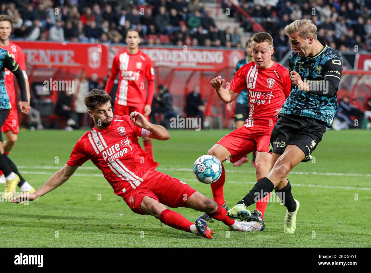 ENSCHEDE, PAYS-BAS - NOVEMBRE 6 : Robin Propper du FC Twente, Mathias ...