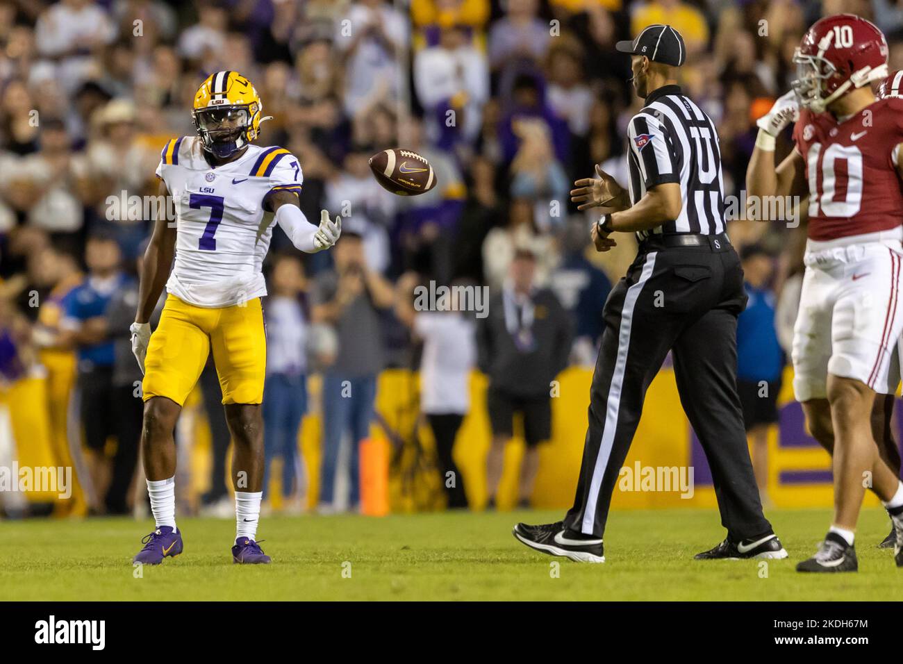 Le grand récepteur Kayshon Boutit (7) de LSU Tigers lance le ballon au ...