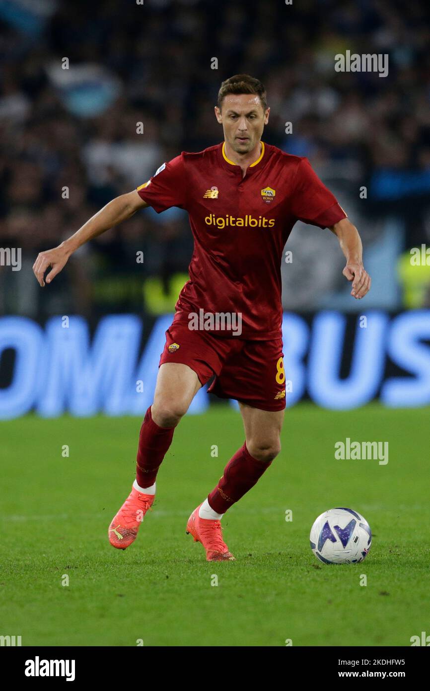 Nemanja Matic, milieu de terrain serbe de Rome, contrôle le ballon lors ...