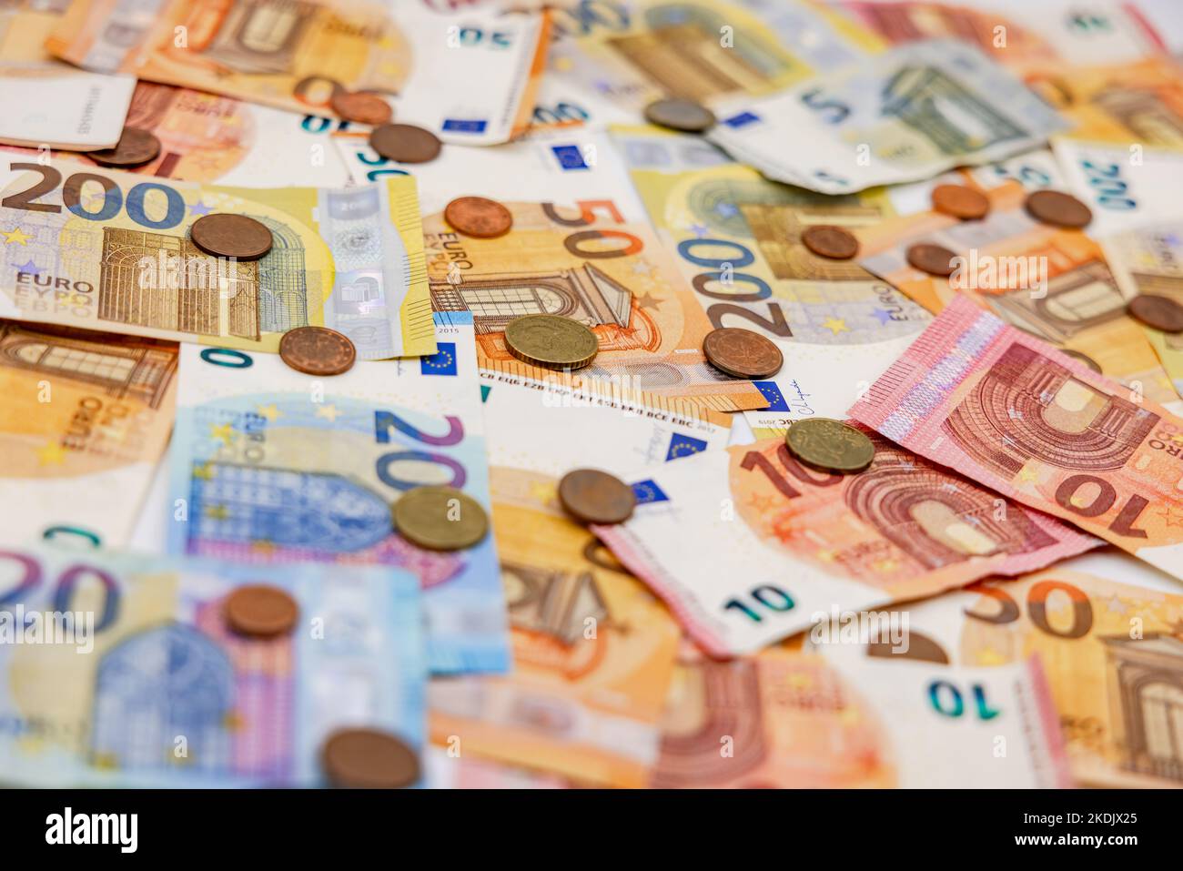 Arrière-plan coloré plein d'argent en euros avec billets, billets et ...