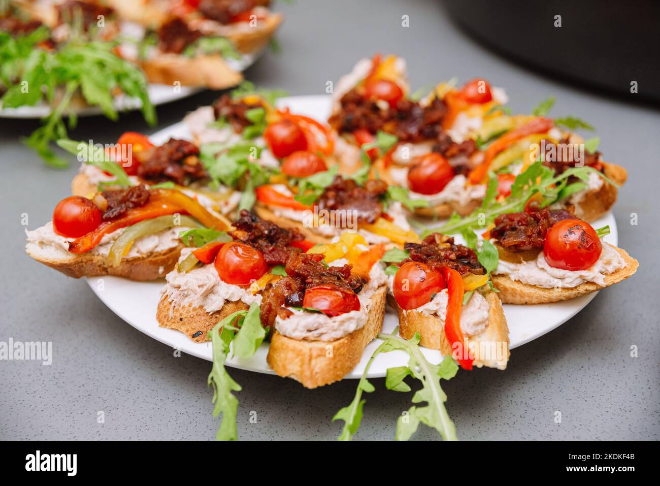 Tapas sur une assiette. Tranches de pain à tartiner avec de la crème de thon, des quartiers de ...