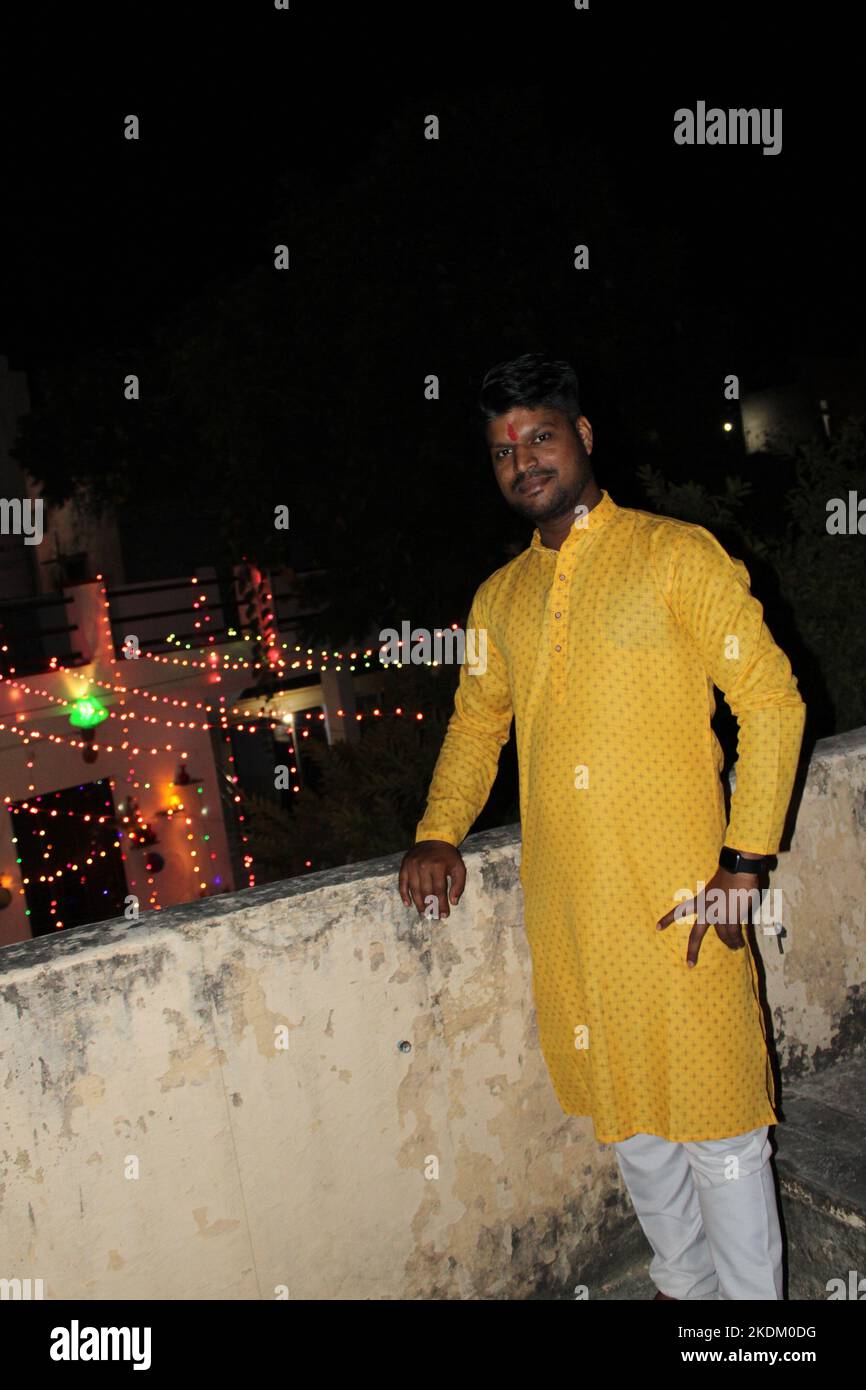 Mumbai, Rajasthan 01 janv. 2022: modèle indien masculin et vêtements ...
