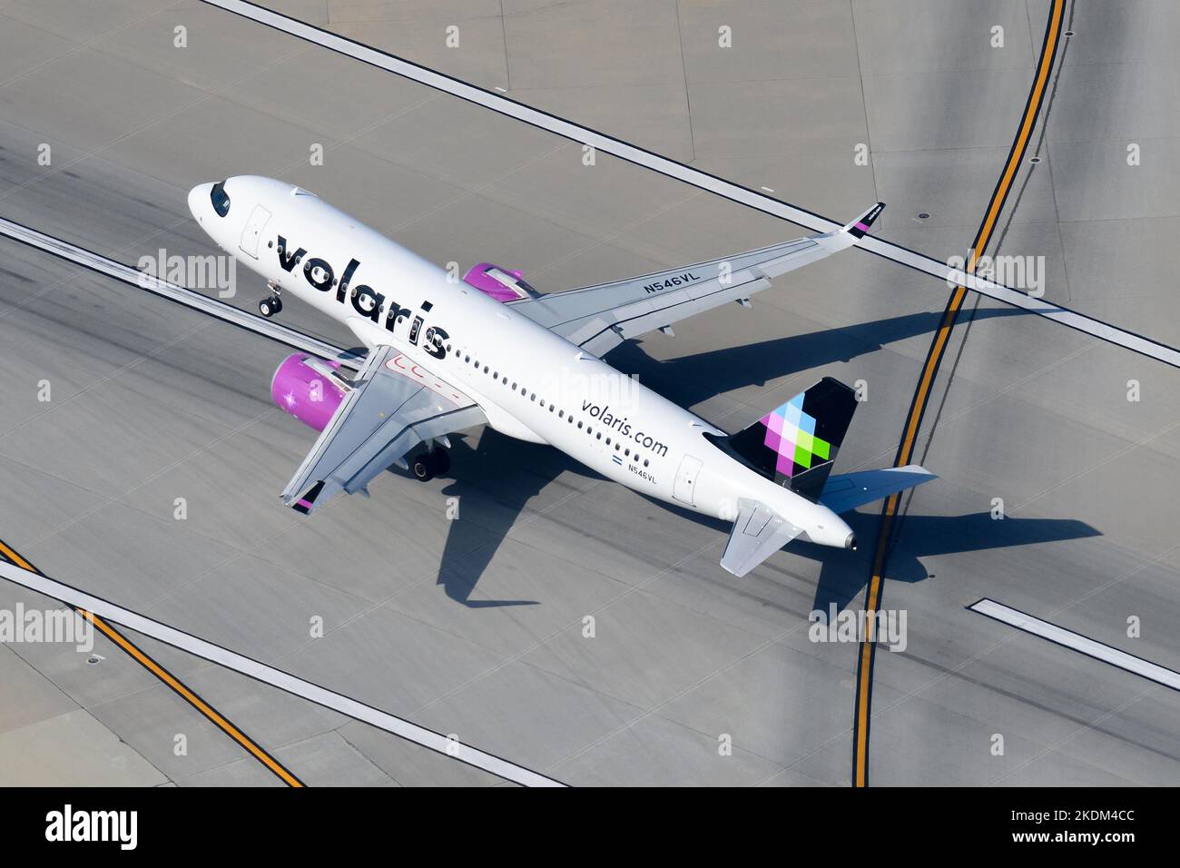 Décollage de l'avion Volaris Airbus A320neo. Compagnie aérienne Volares ...