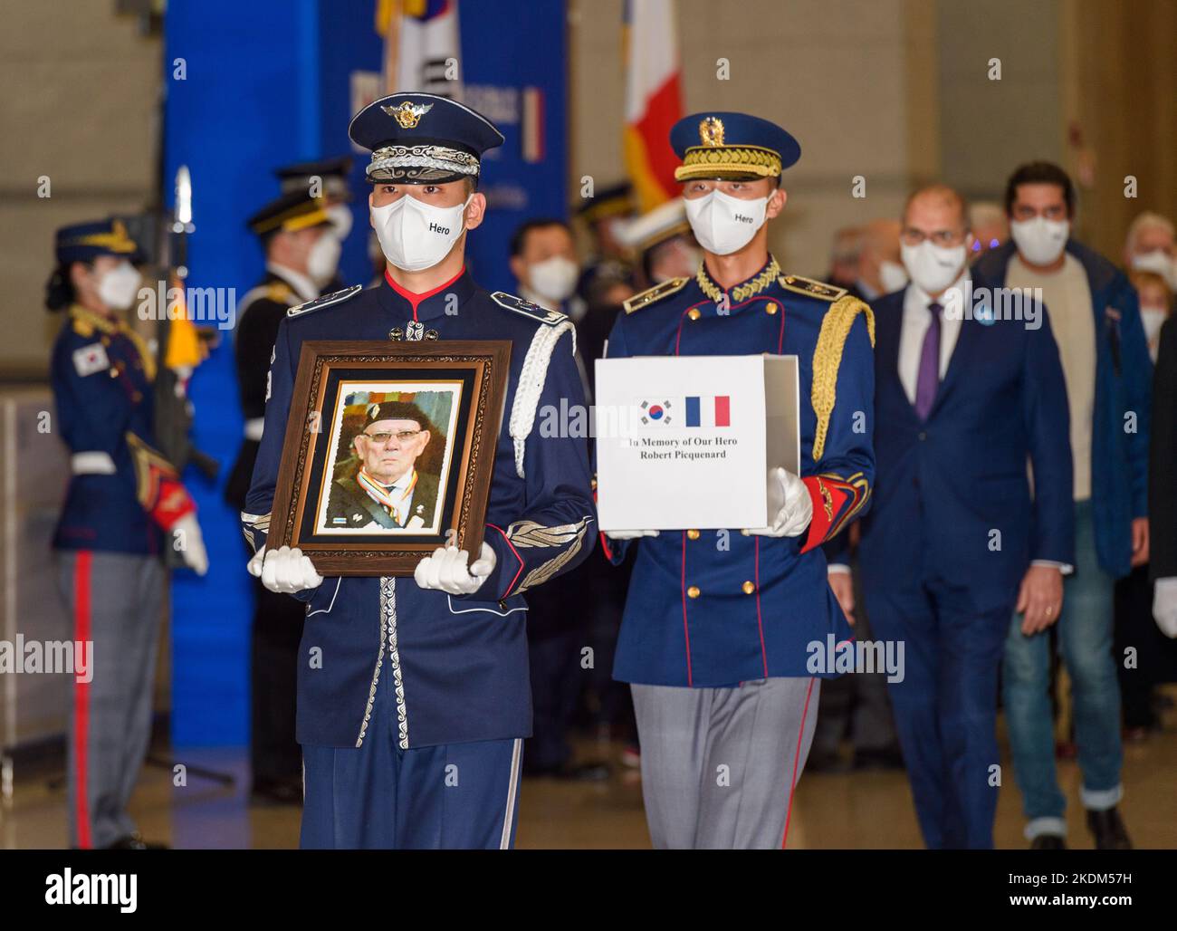 Les gardiens d'honneur sud-coréens portent un portrait du vétéran ...