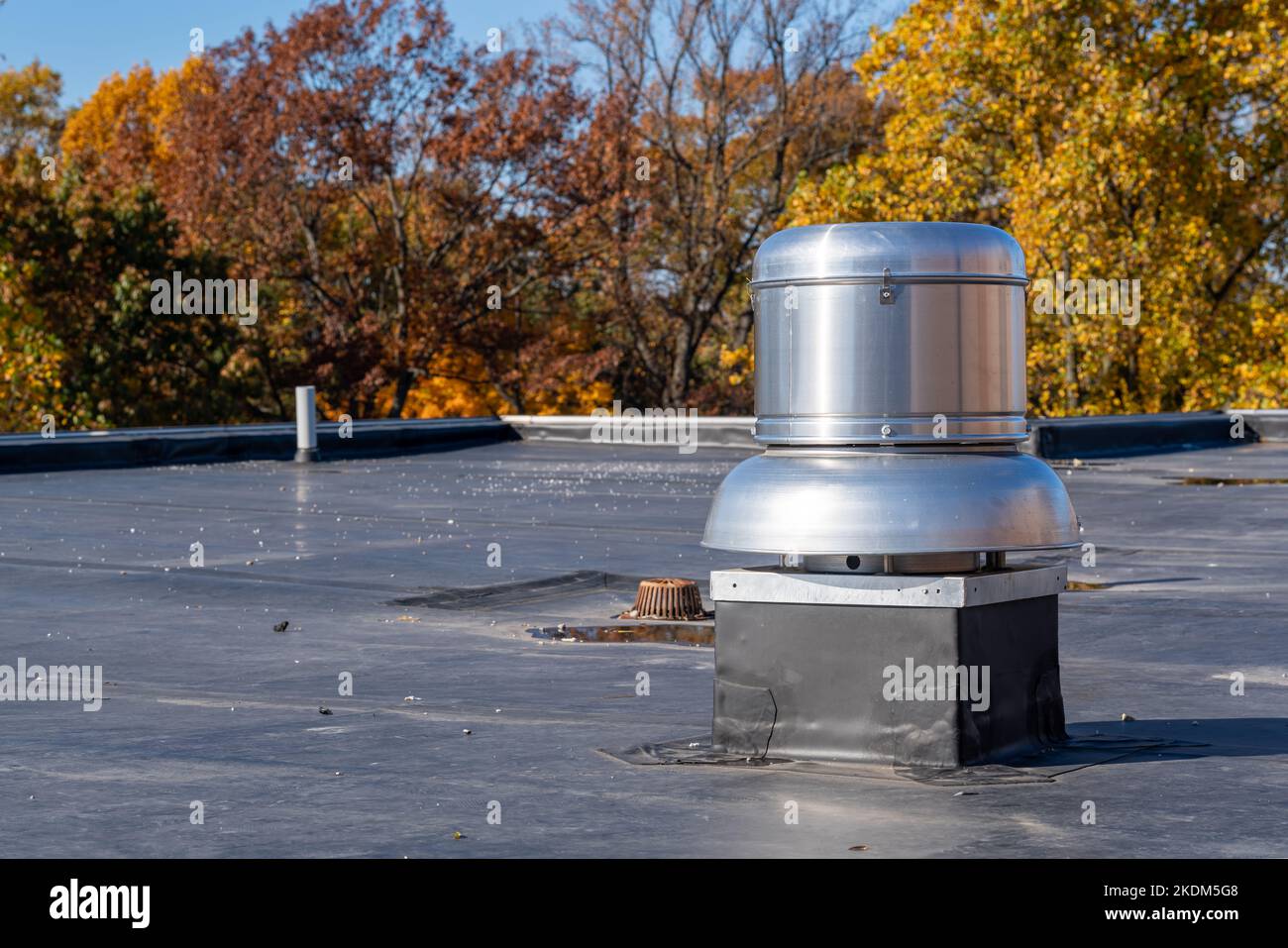 Photo d'un ventilateur de ventilation de toit sur un nouveau EPDM sur ...