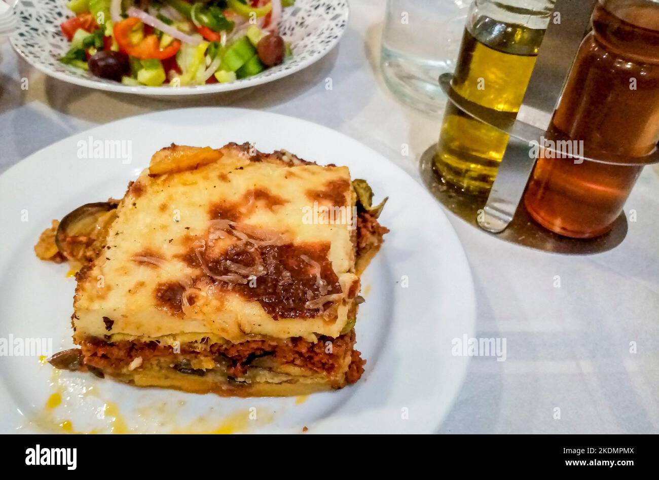 Cuisine grecque moussaka sur une table de restaurant locale avec de l ...