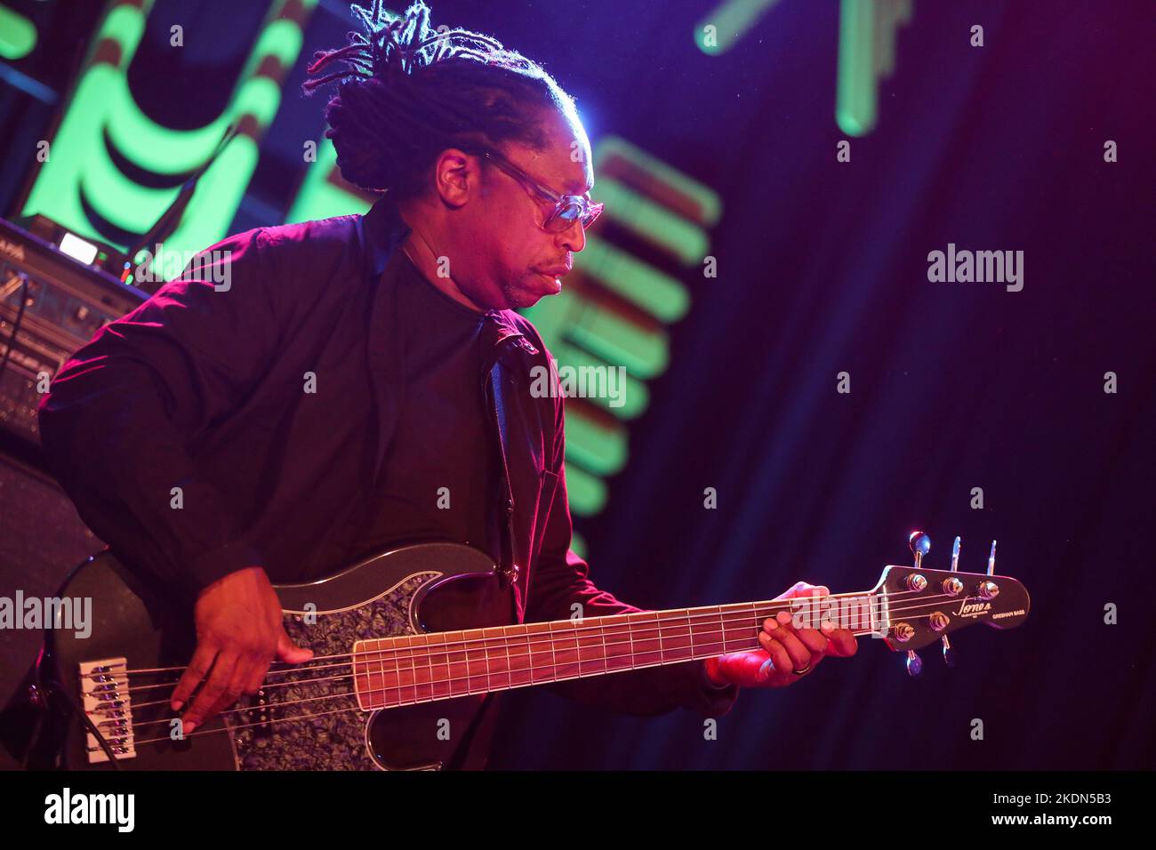 L'ancien guitariste de basse Rolling Stones Darryl Jones de Jazz/Taks ...
